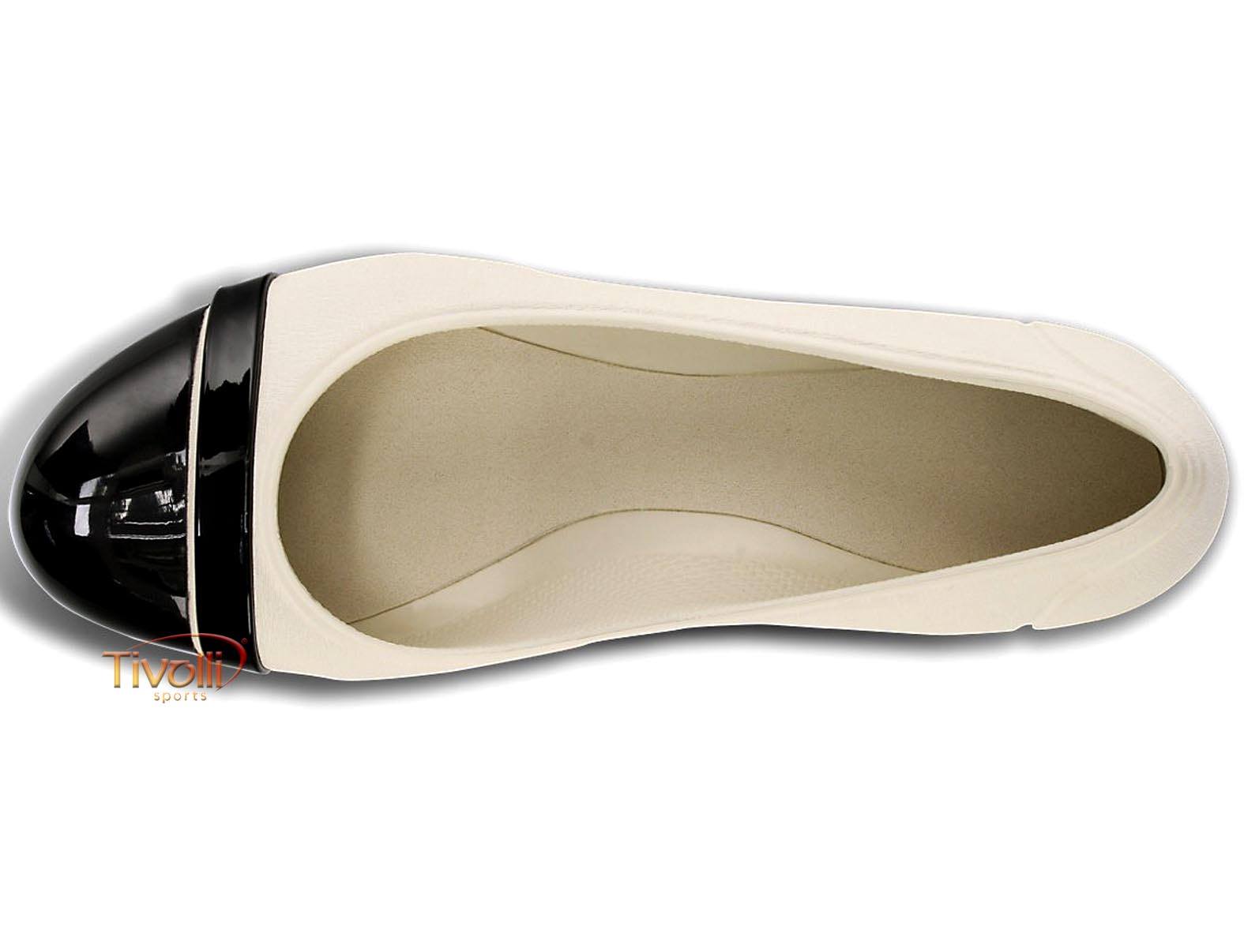 Sapatilha Crocs Cap Toe Wedge com salto > bege e preta >