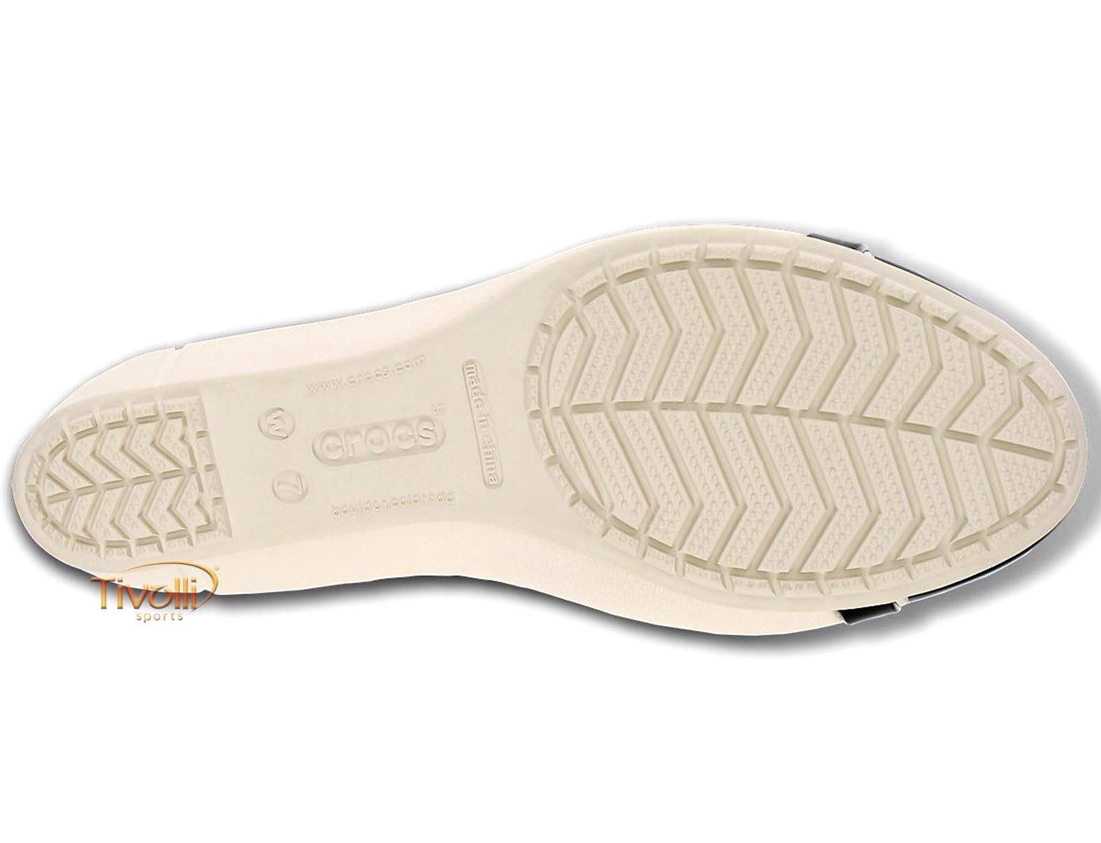 Sapatilha Crocs Cap Toe Wedge com salto > bege e preta >